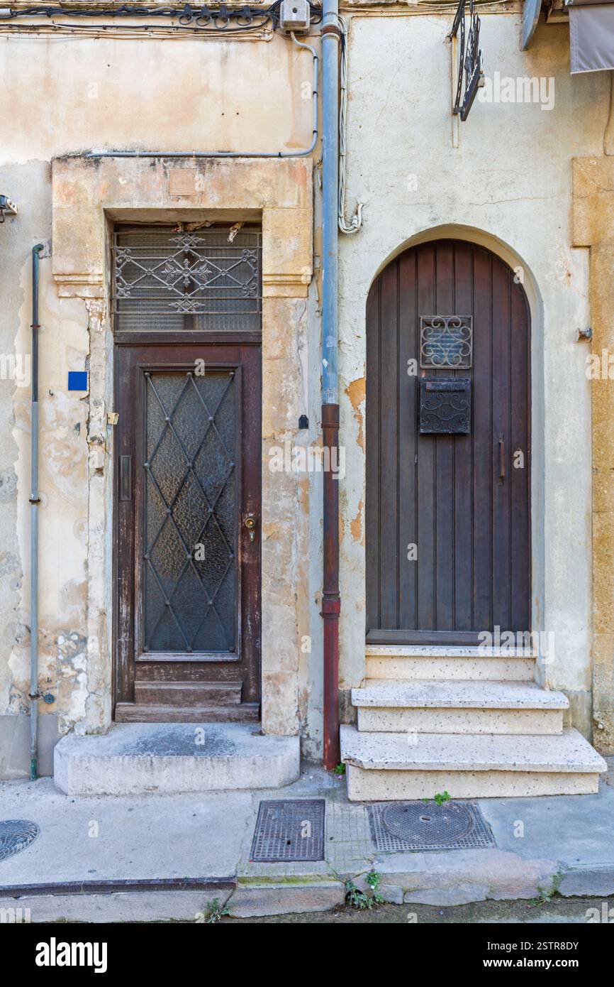 Neighbours hi-res stock photography and images - Alamy