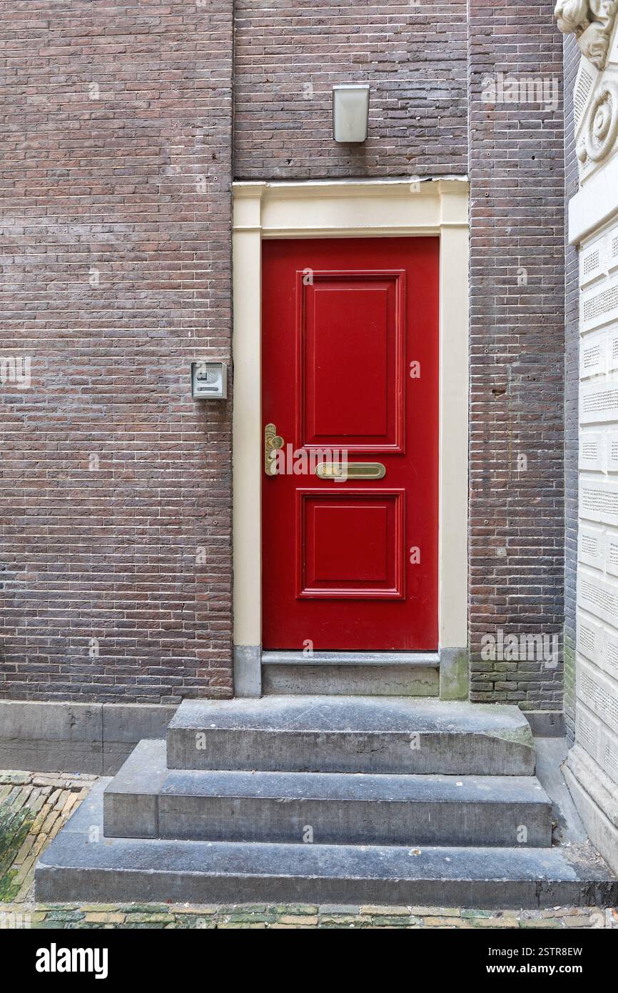 Red door house steps hi-res stock photography and images - Alamy