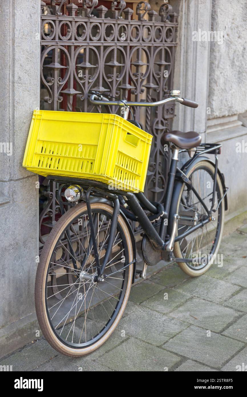 Yellow Basket Bicycle Stock Photo - Alamy