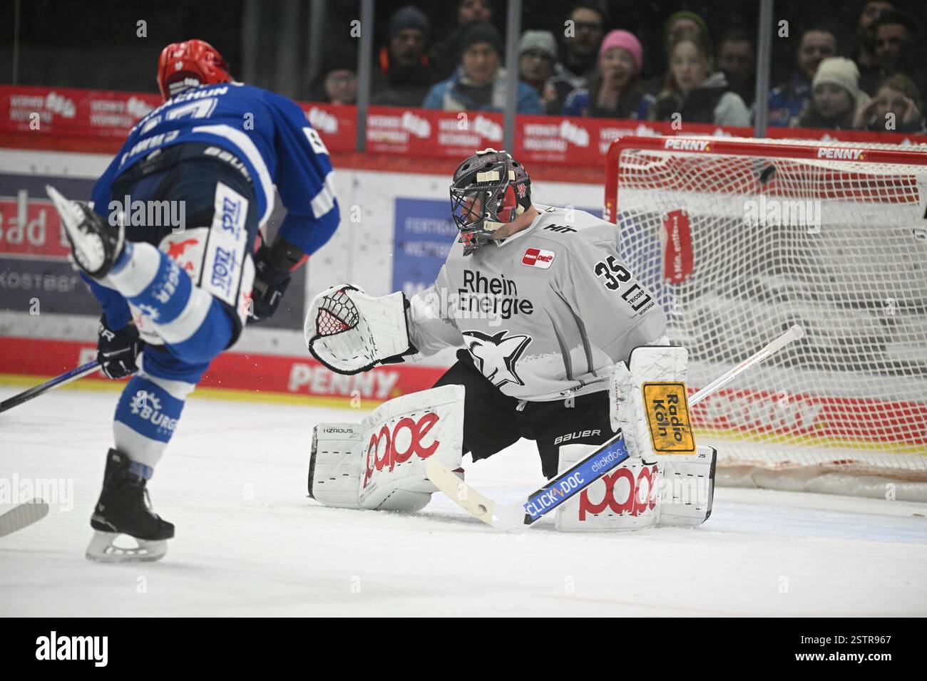 Schwenningen, Deutschland. 19th Feb, 2025. (v.l.n.r.) Alexander Karachun (Schwenninger Wild ...
