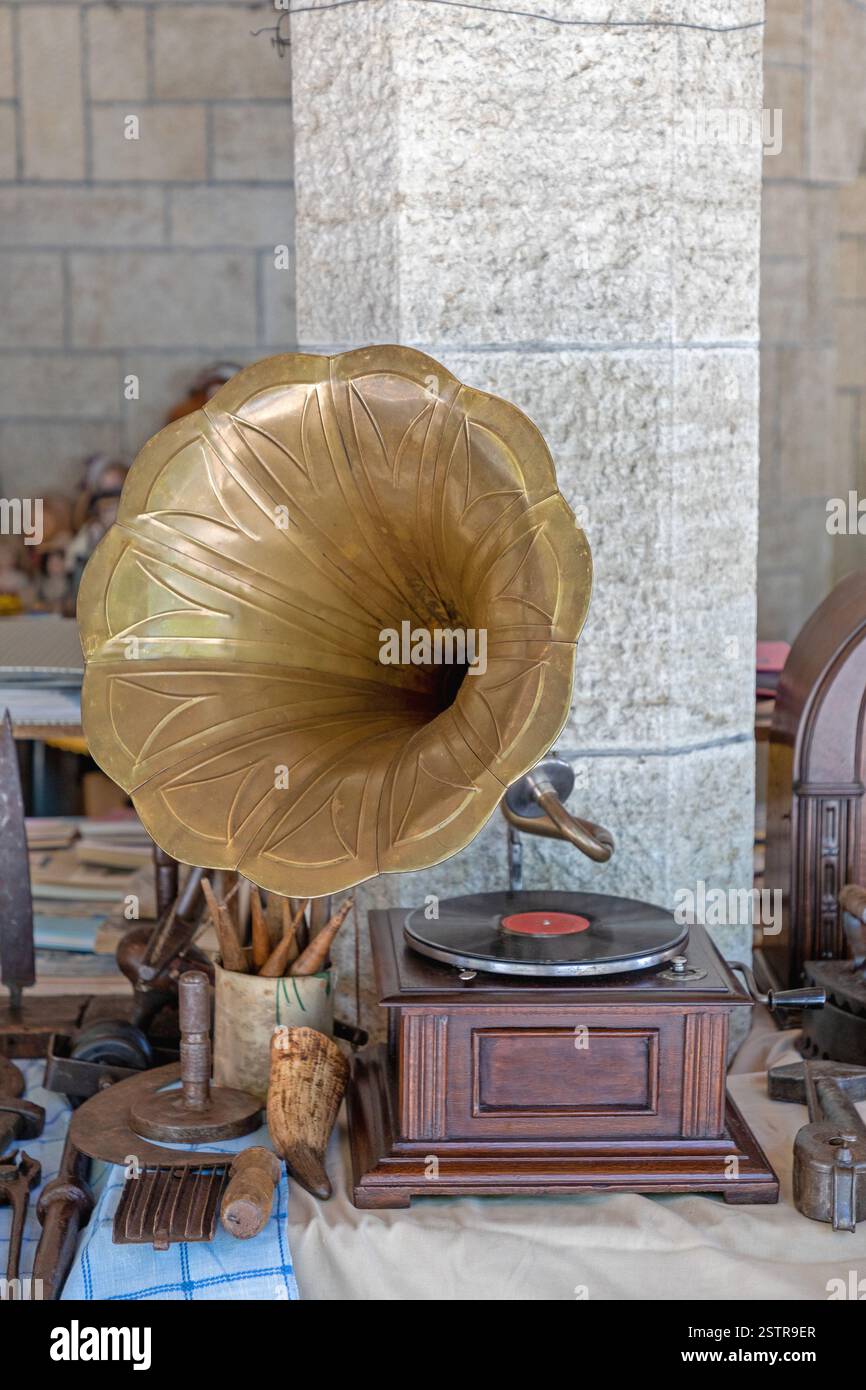 Gold gramophone speaker hi-res stock photography and images - Alamy