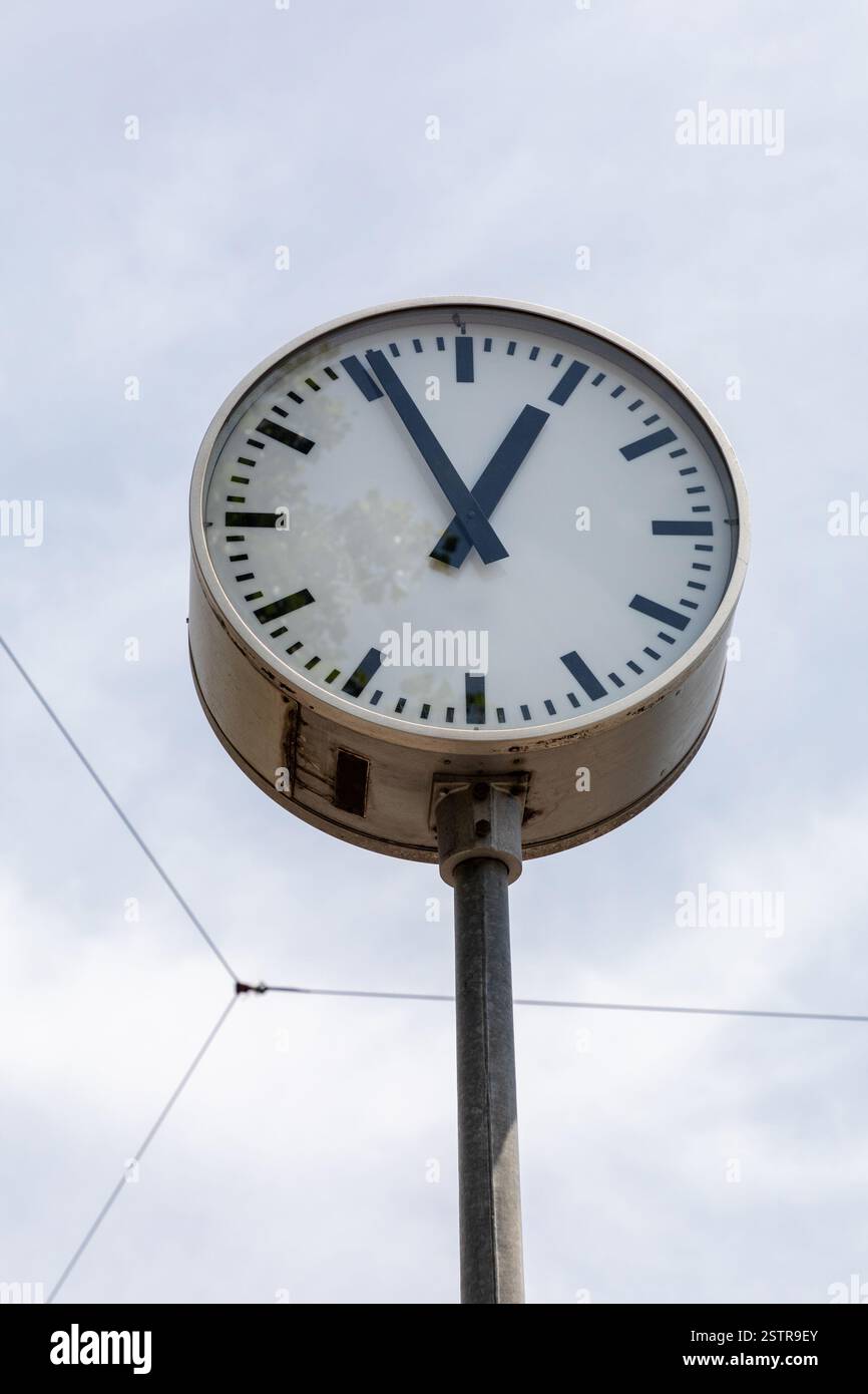 Minimal simple white public clock at pole hi-res stock photography and images - Alamy