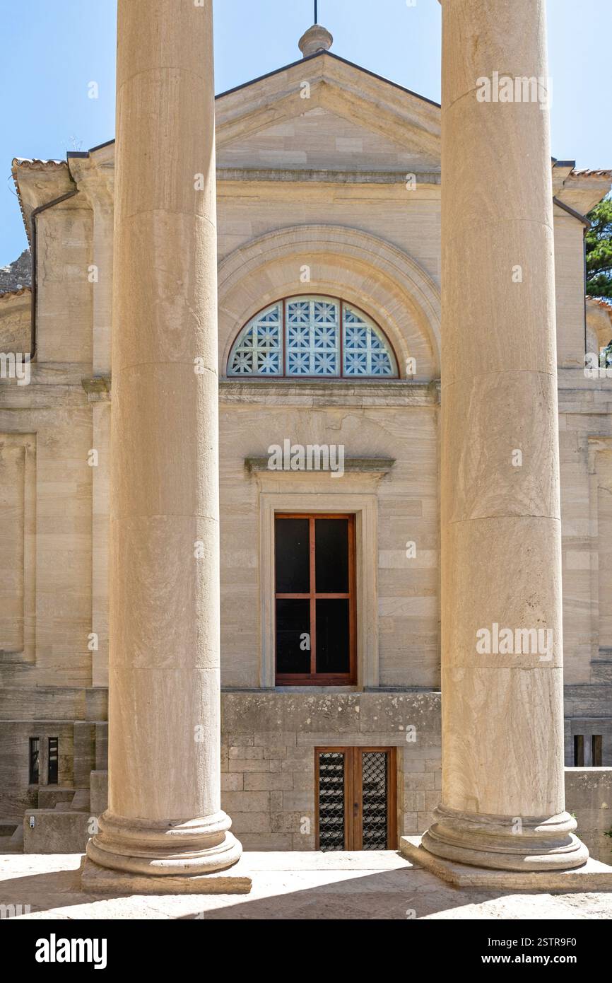 Big pillars hi-res stock photography and images - Alamy