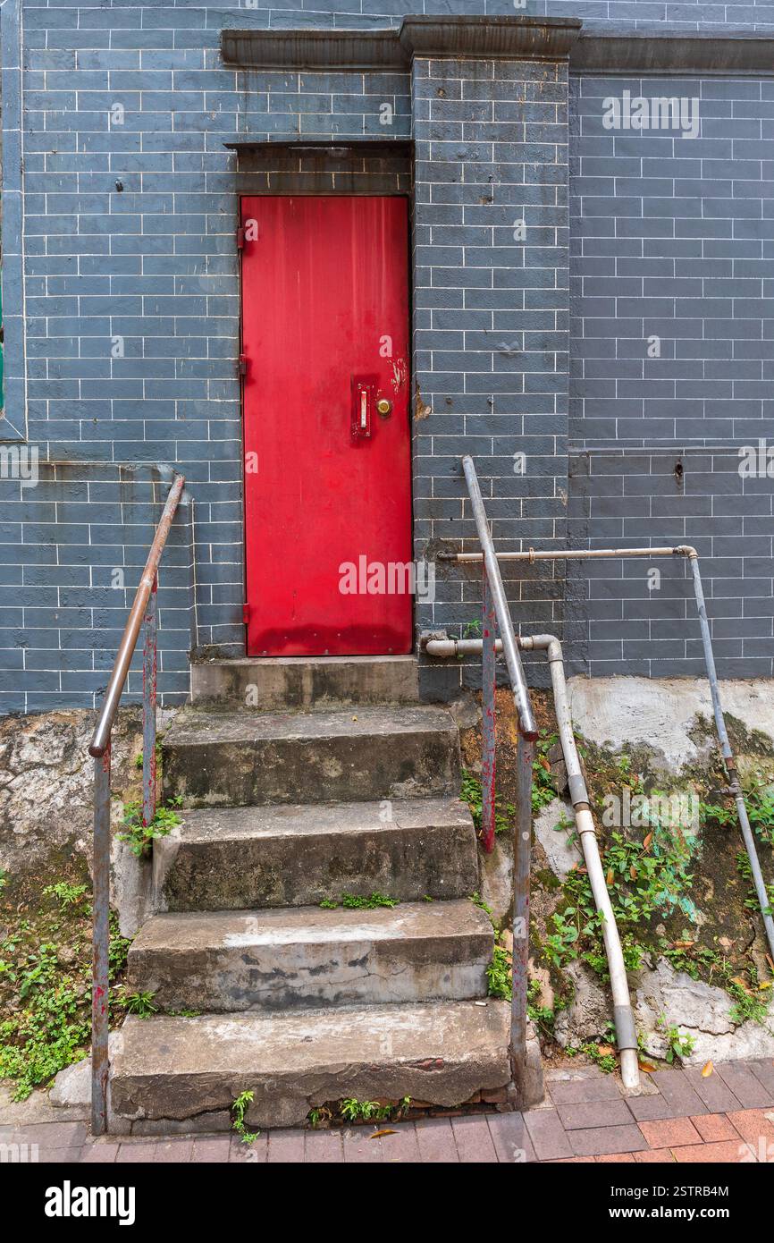 Red door house steps hi-res stock photography and images - Alamy