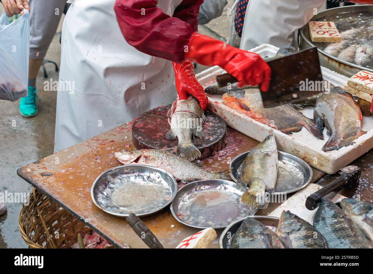 Cutting fish cleaver market hi-res stock photography and images - Alamy