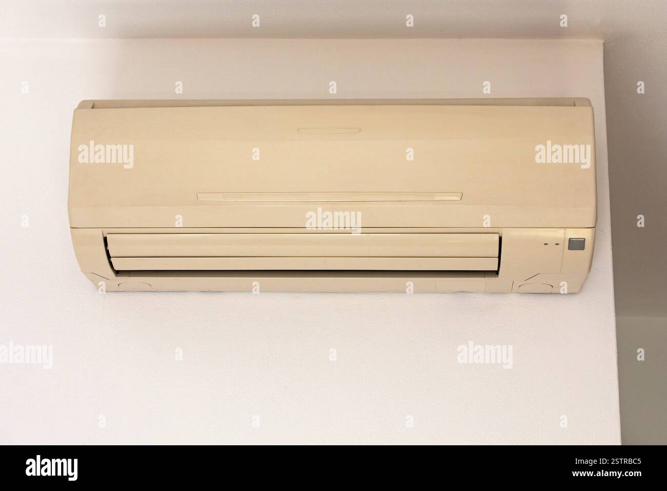 Old air conditioner hi-res stock photography and images - Alamy