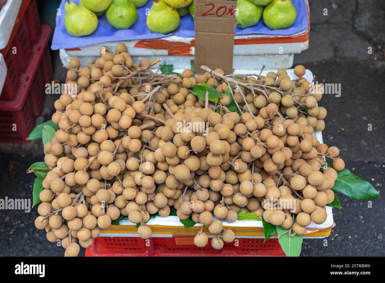 Bunch of longan fruits at farmers market hi-res stock photography and ...