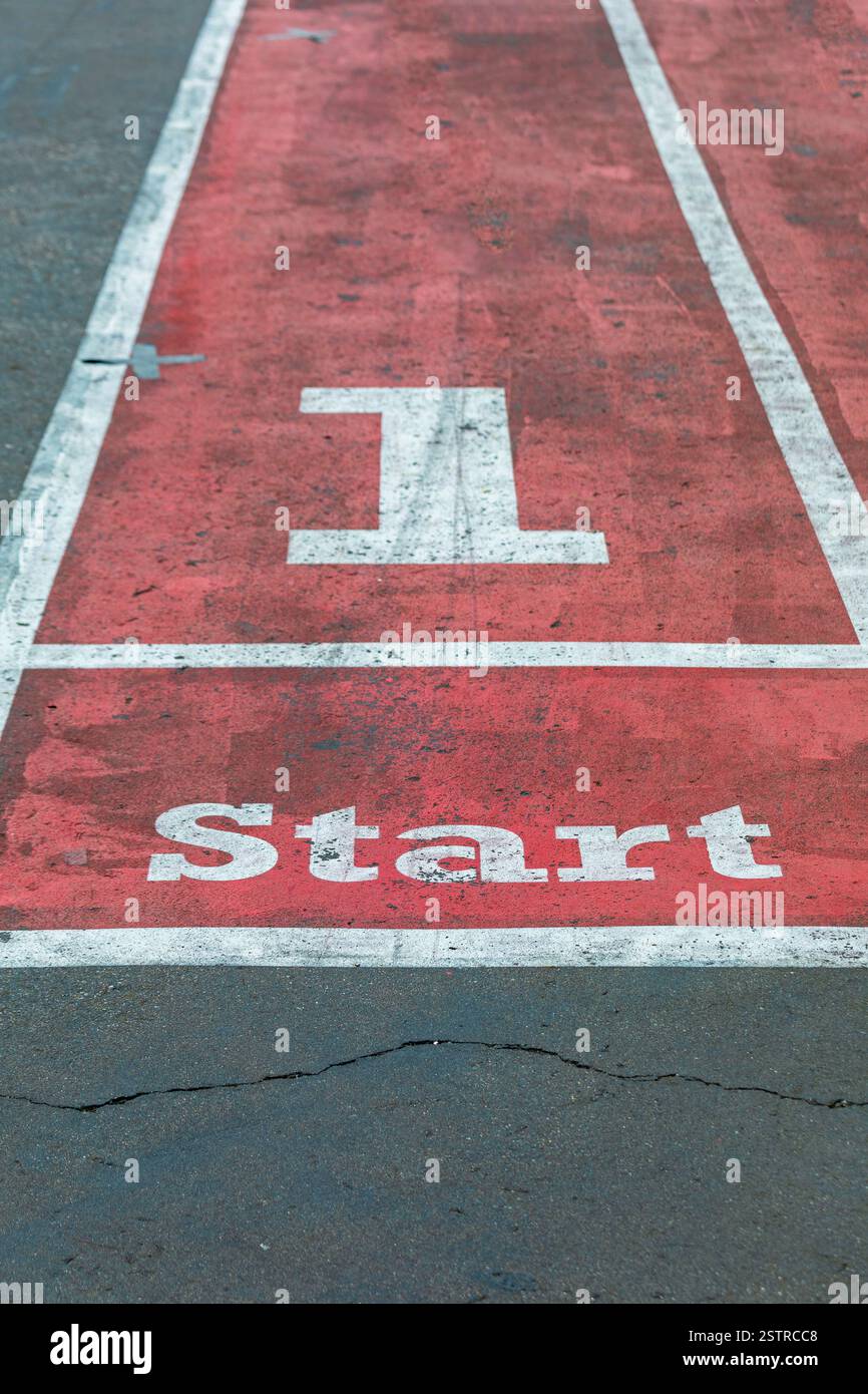 Line start hi-res stock photography and images - Alamy