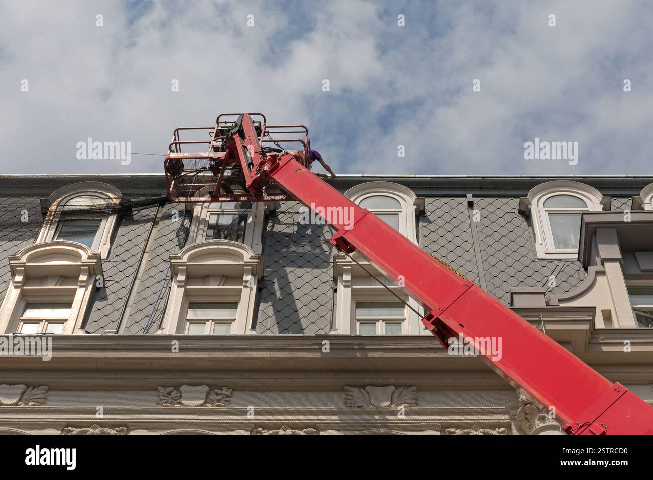 Aerial work platform equipment at building exterior hi-res stock ...