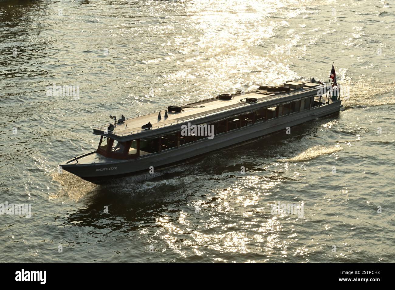 People drive model boats hi-res stock photography and images - Alamy
