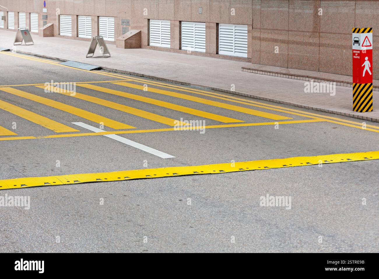 Yellow crosswalk sign hi-res stock photography and images - Alamy