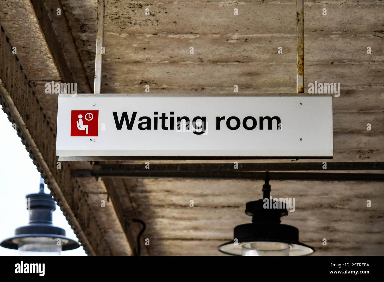 waiting room sign Stock Photo - Alamy