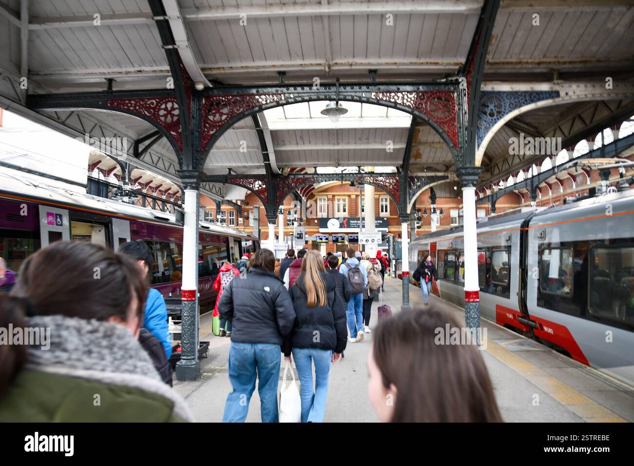 Busy train station Stock Photo - Alamy