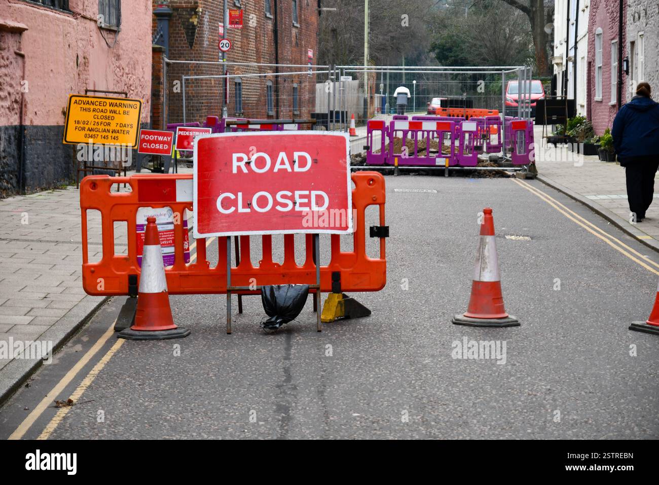 Road Closed Sign Stock Photo - Alamy