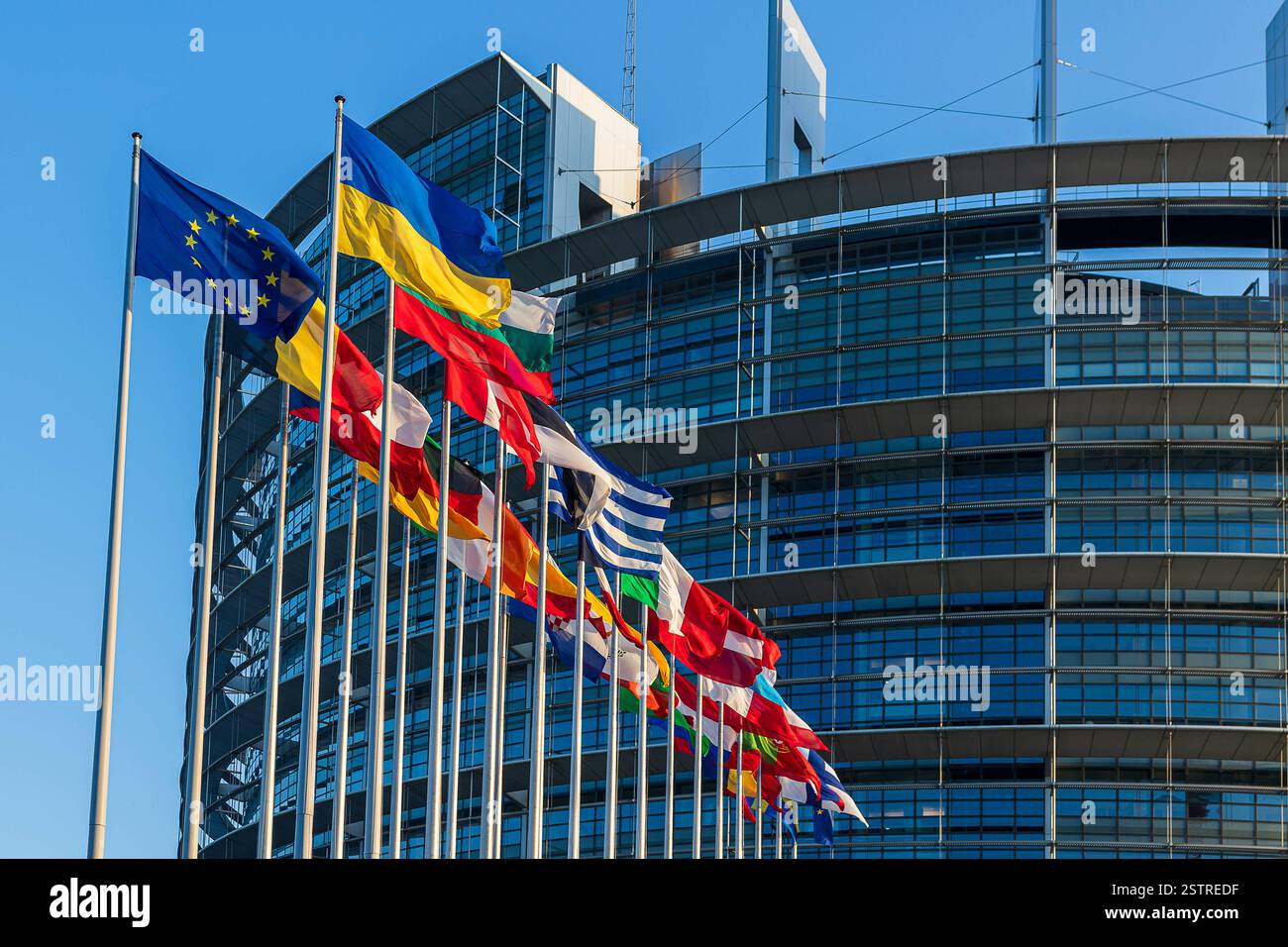 Europaparlament, Straßburg, 18.02.2025 Flaggen der Europäischen Union ...