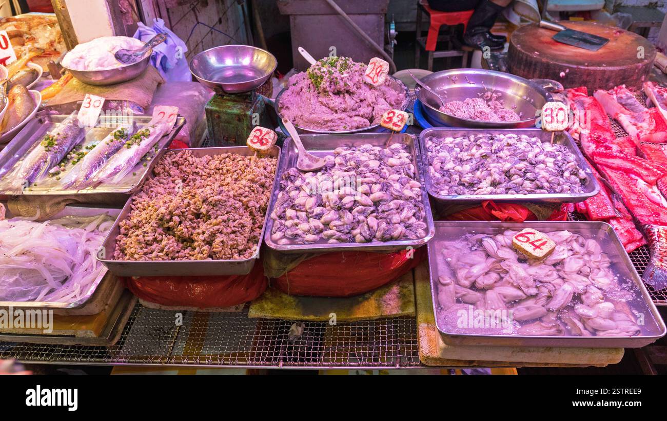 Prepared seafood in trays at fish market stall hi-res stock photography ...