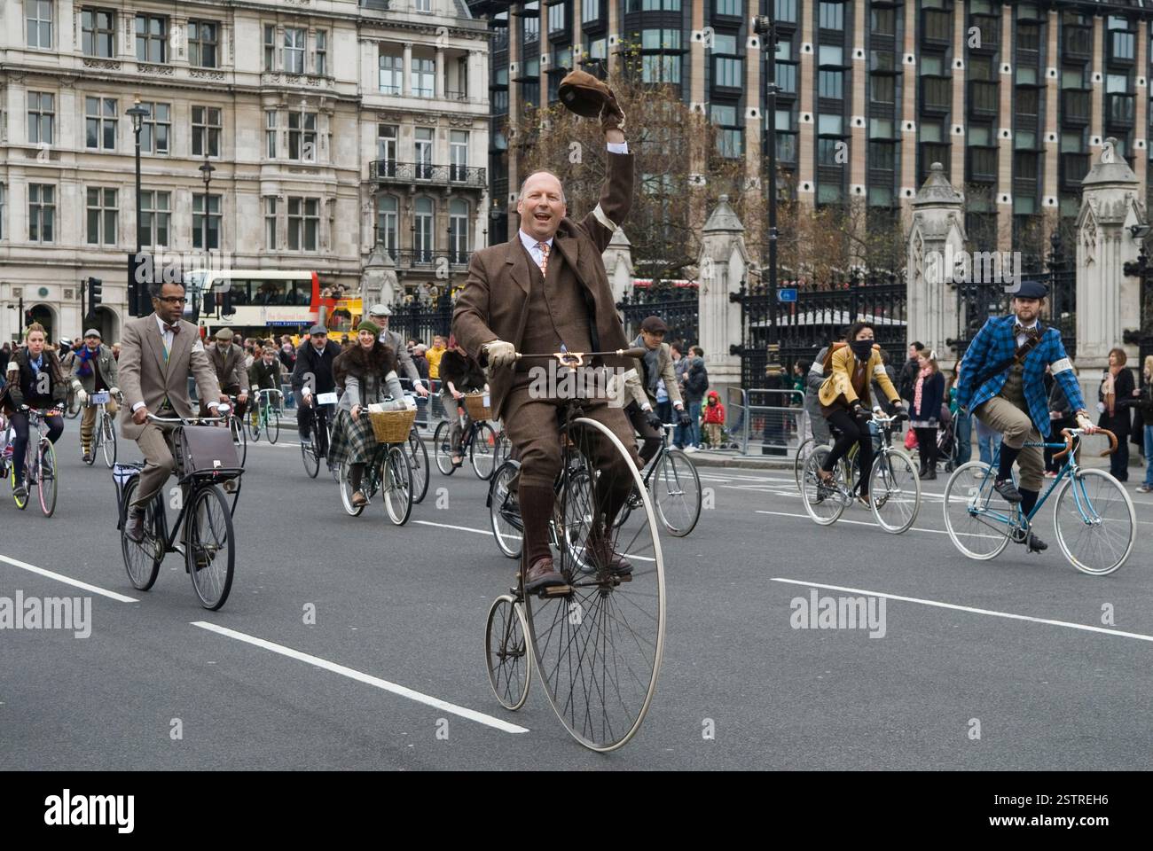 Tweed Run an annual event, people celebrating bicycle living history ...
