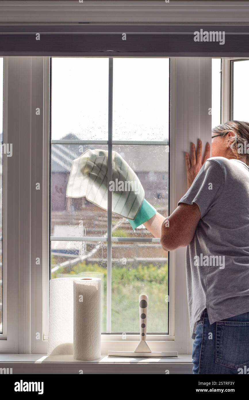 Woman washing dirty windows with a washcloth Stock Photo - Alamy