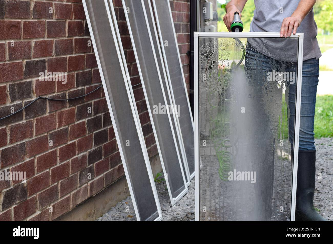 House exterior window cleaning hi-res stock photography and images - Alamy