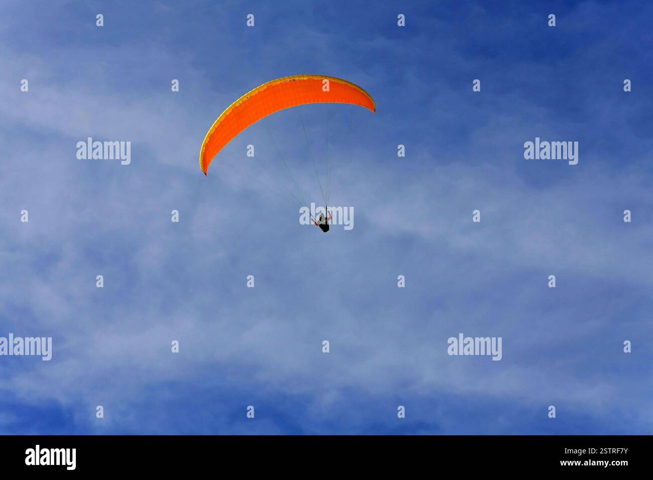 Paraglide pilot hi-res stock photography and images - Alamy