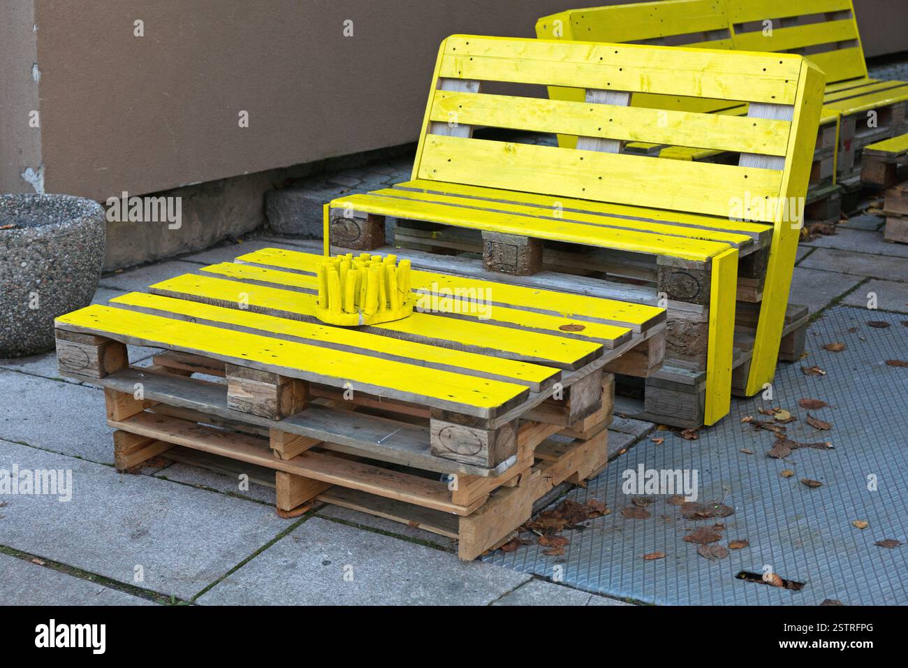 Recycled Pallets Table Stock Photo - Alamy