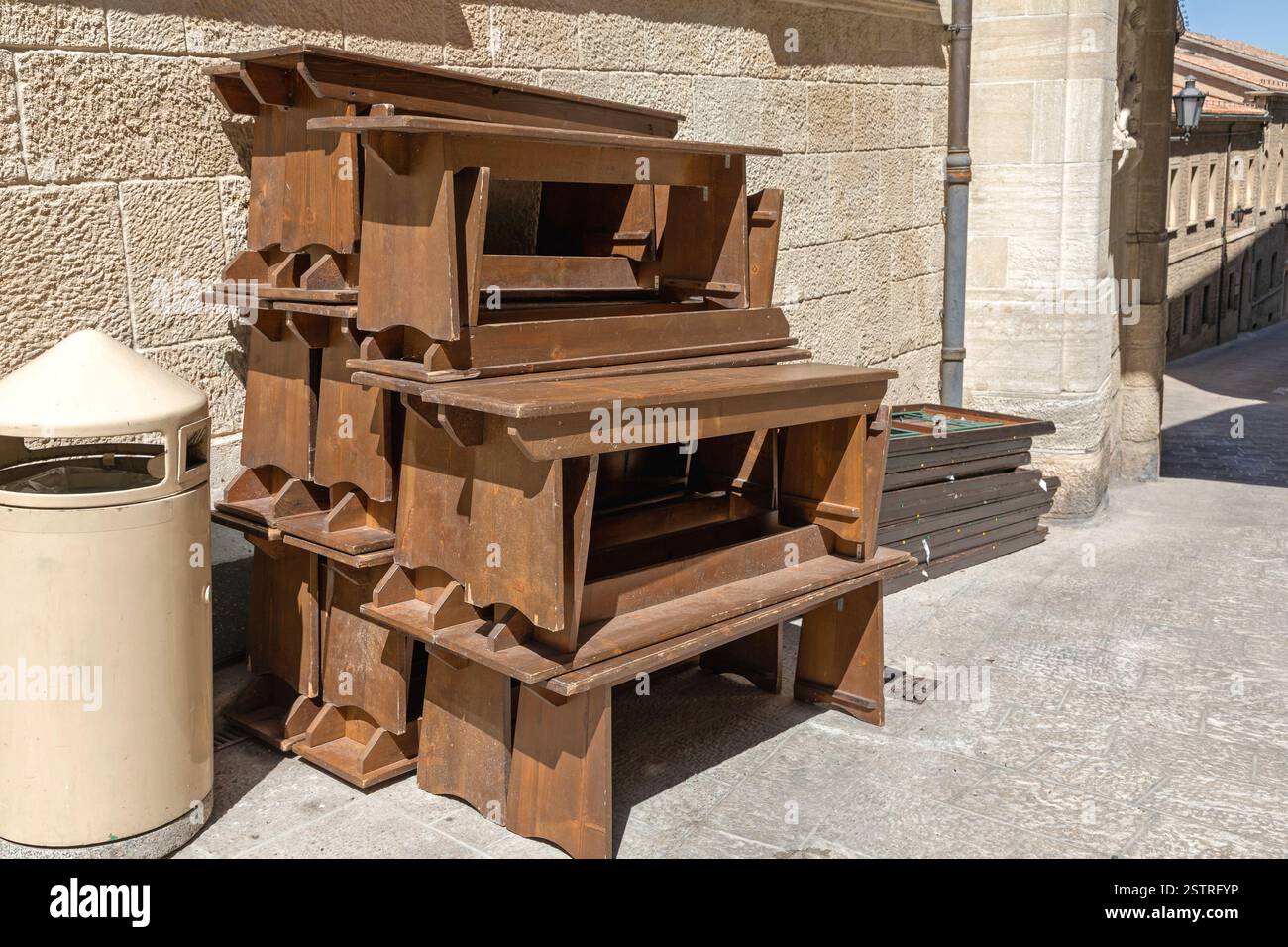 Seats wooden benches hi-res stock photography and images - Alamy