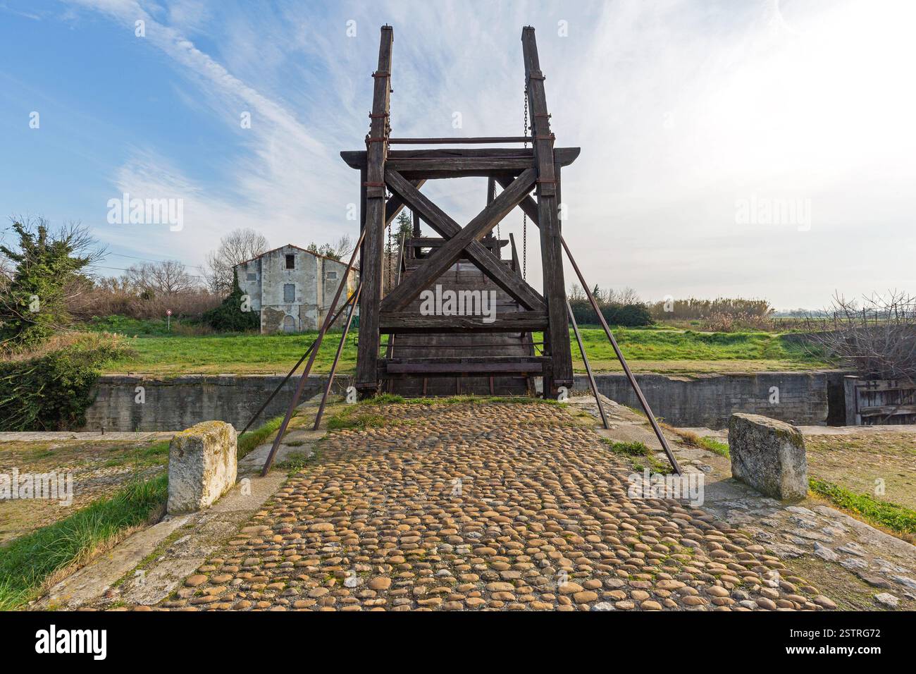 Arles bridge drawbridge langlois pont hi-res stock photography and ...