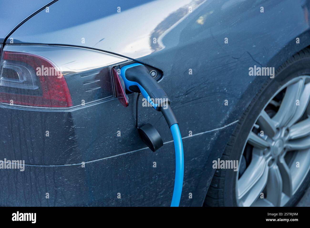 Plug in car at charger hi-res stock photography and images - Alamy