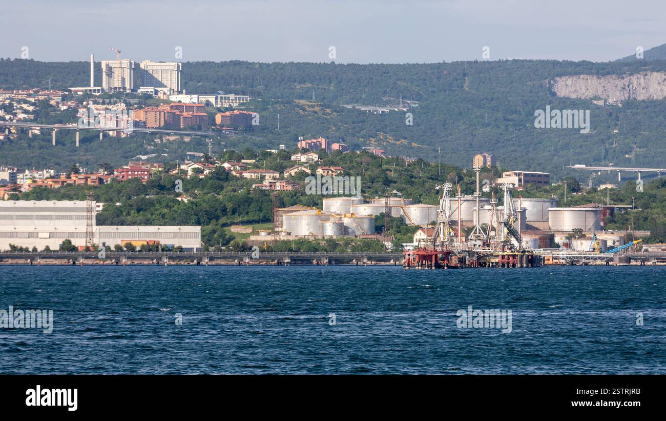 Oil terminal by the water hi-res stock photography and images - Alamy