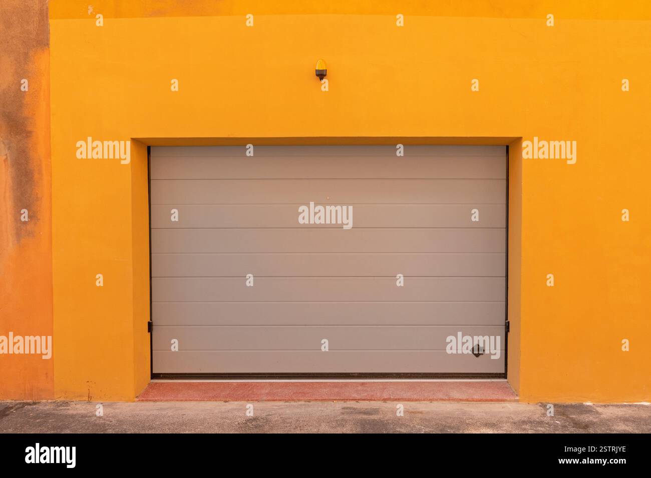 Yellow garage hi-res stock photography and images - Alamy