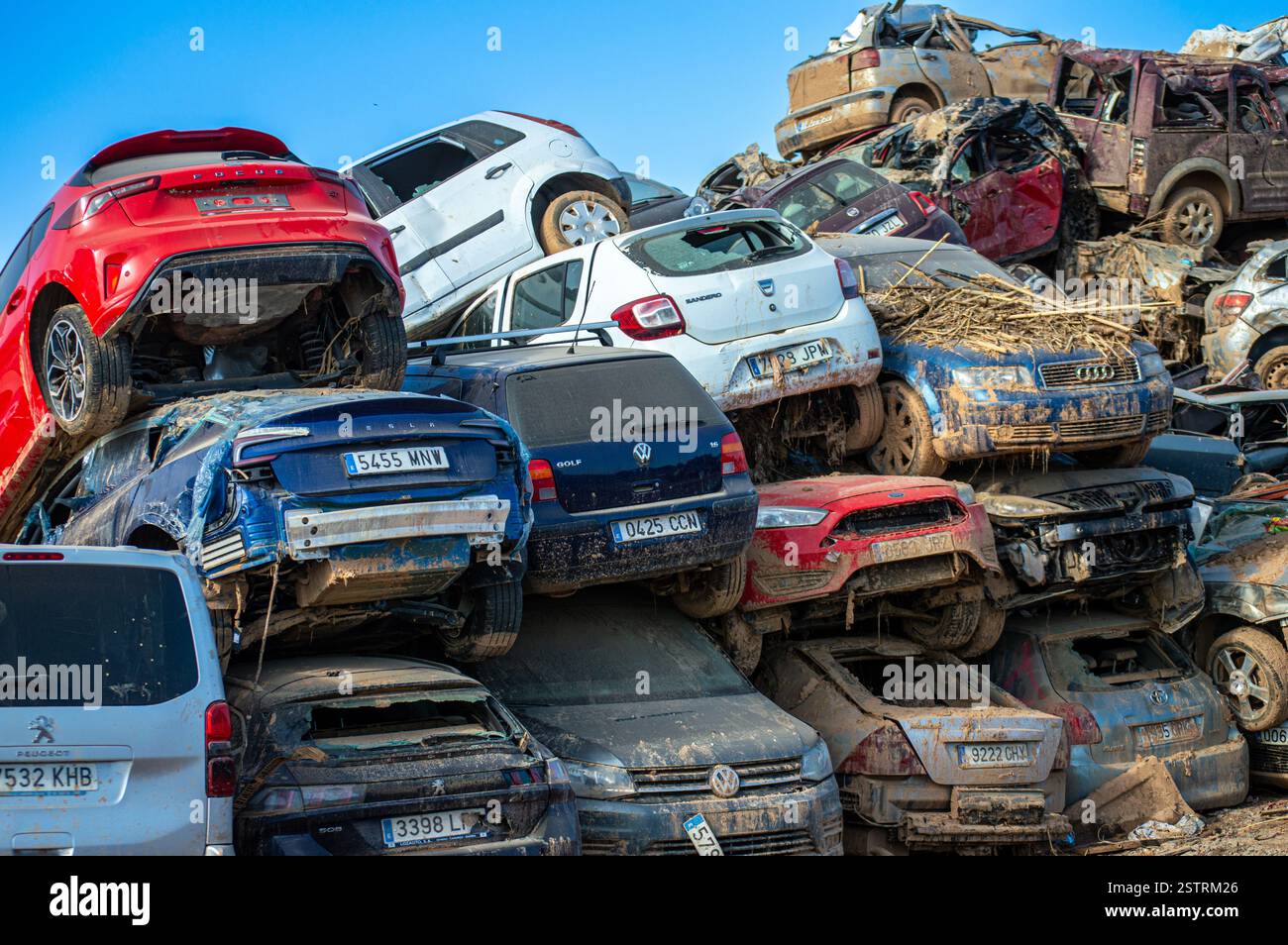 VALENCIA, SPAIN - NOVEMBER 18, 2024: Damaged cars and debris from ...