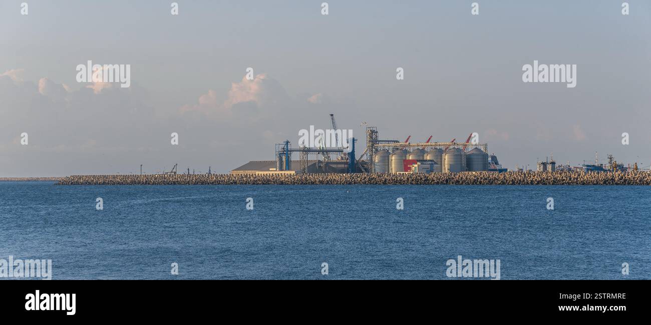 The port of constanta hi-res stock photography and images - Alamy