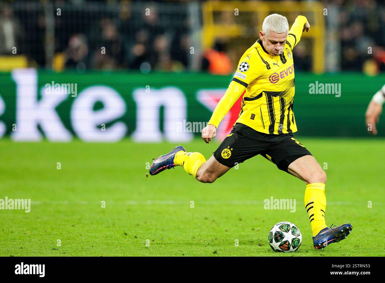 Dortmund, Deutschland. 19th Feb, 2025. Julian Ryerson (Borussia Dortmund, 26) schie?t UEFA ...
