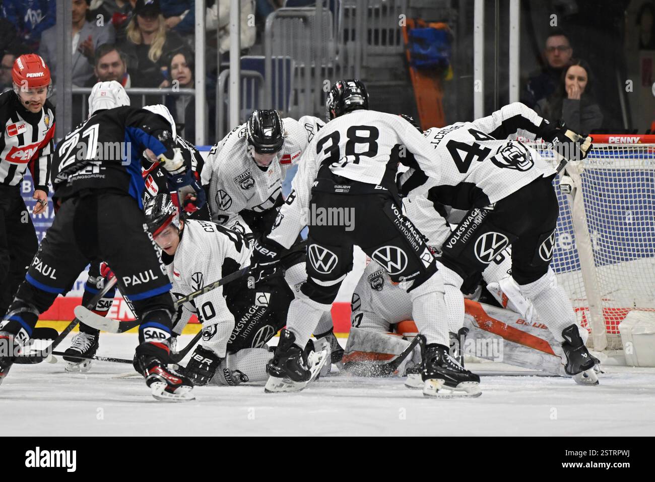 Mannheim, Deutschland. 19th Feb, 2025. Gestocher vor dem Wolfsburger ...