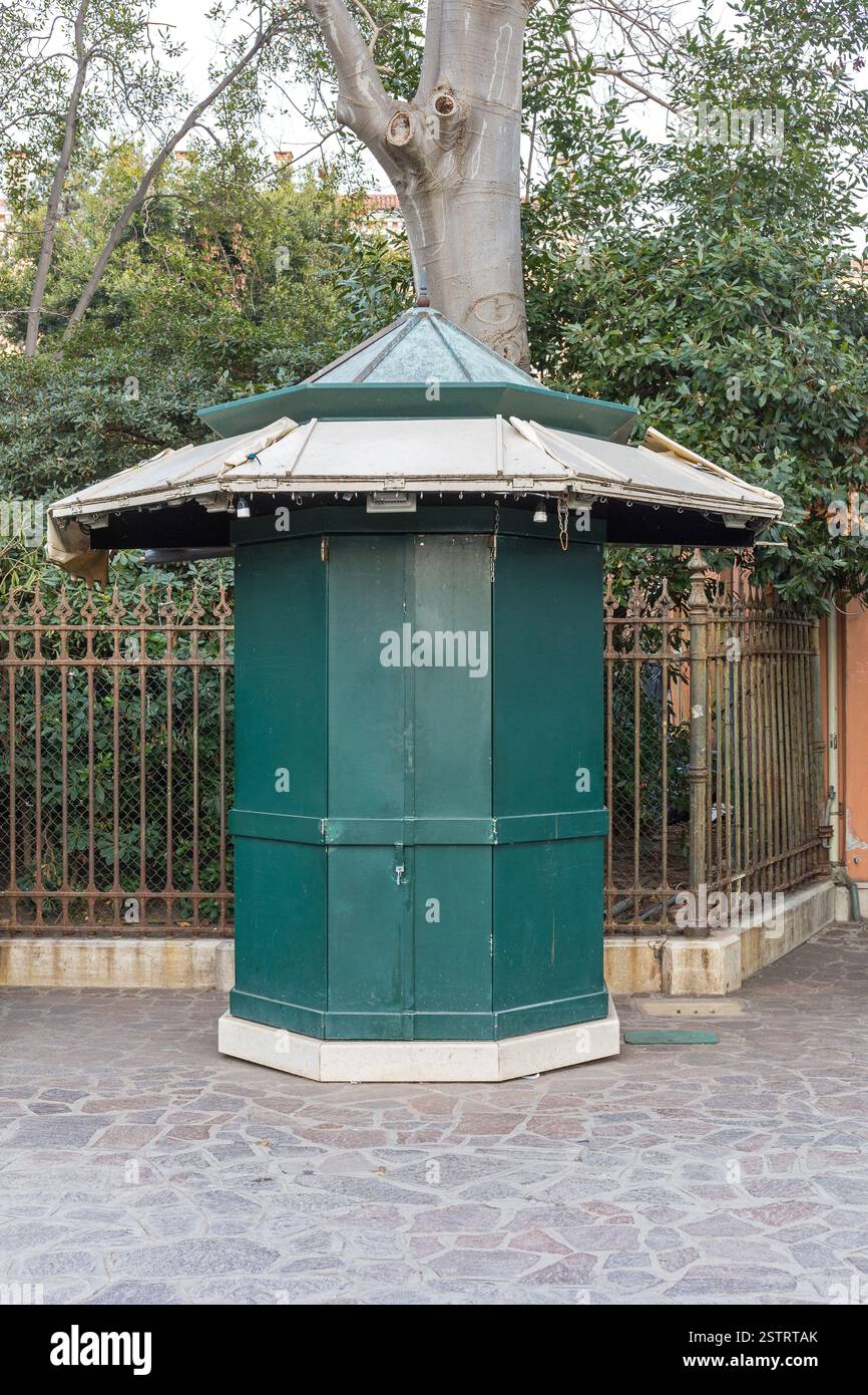 Closed booth hi-res stock photography and images - Alamy