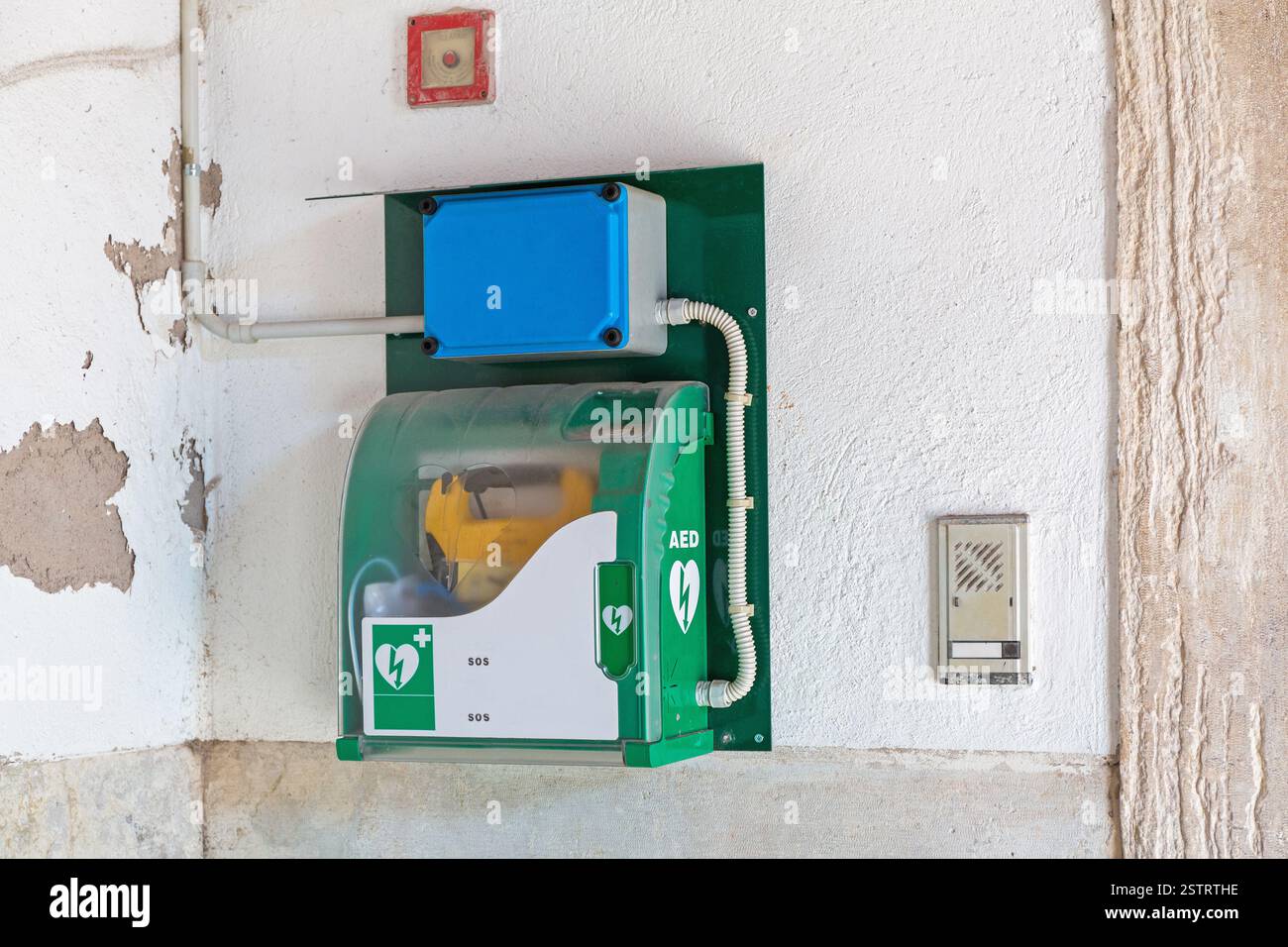 Defibrillator cabinet hi-res stock photography and images - Alamy