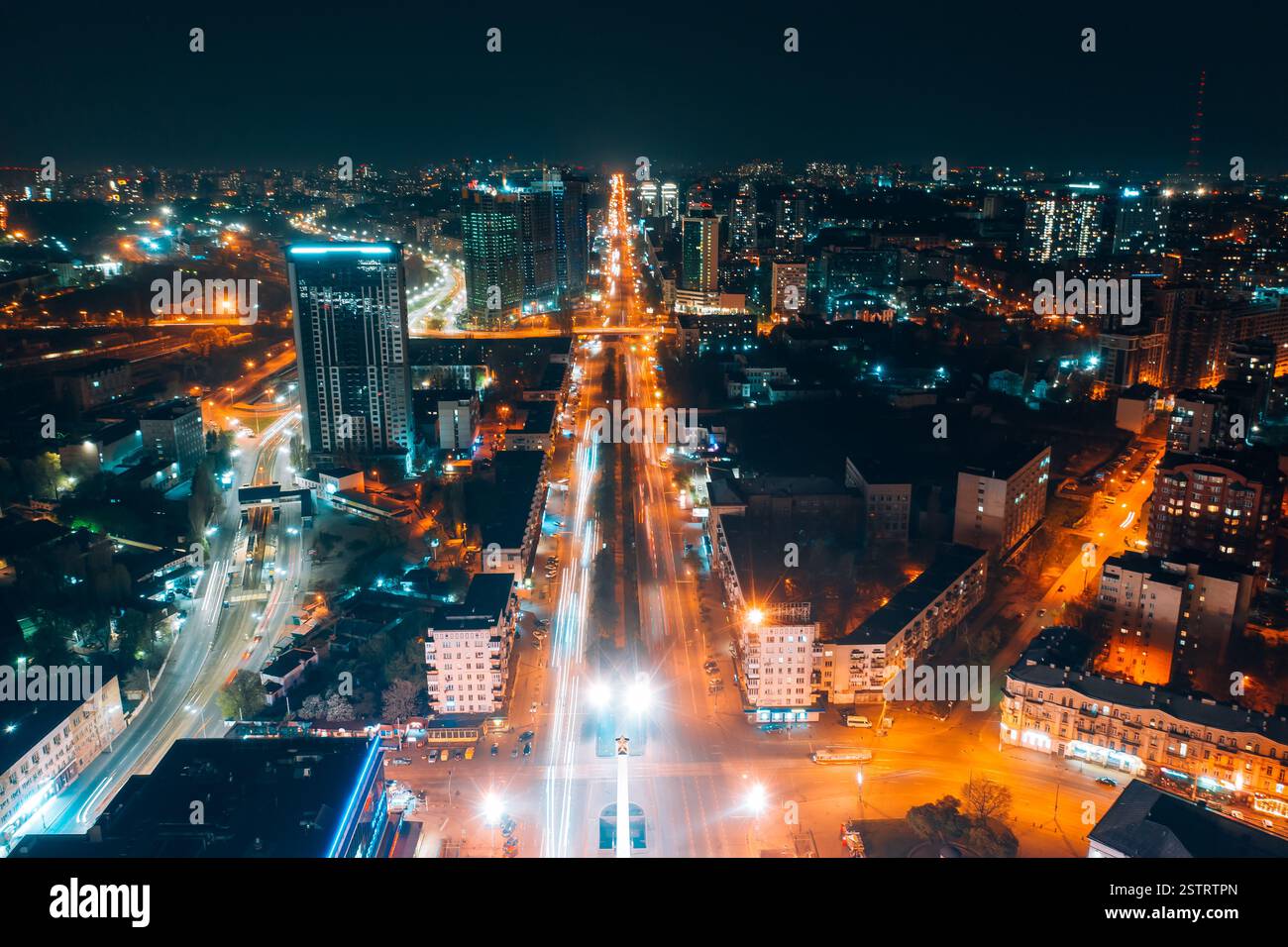 Big city by night hi-res stock photography and images - Alamy