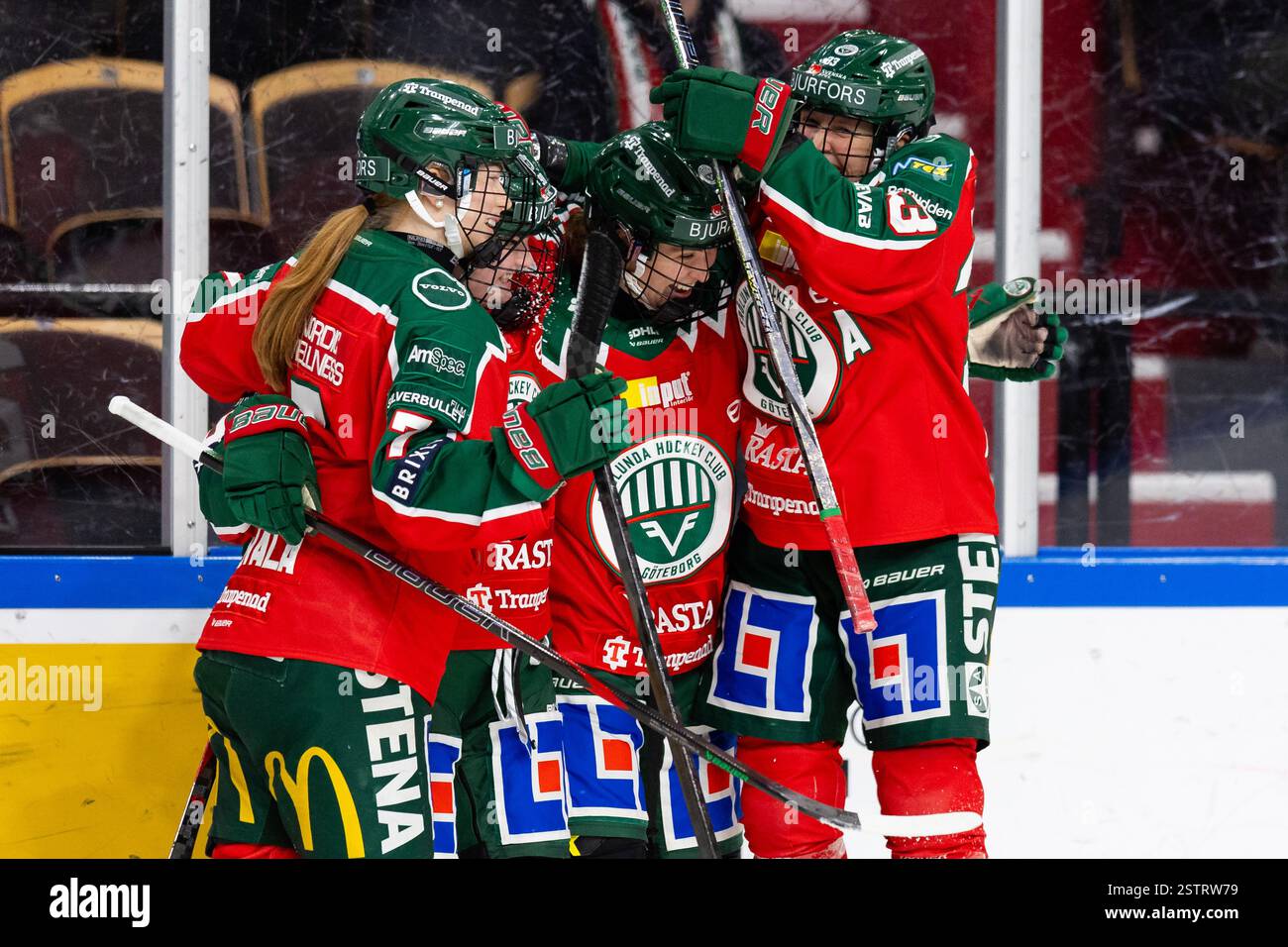 250219 Frölundas Andrea Dalen jublar efter 2-2 med lagkamrater under ...