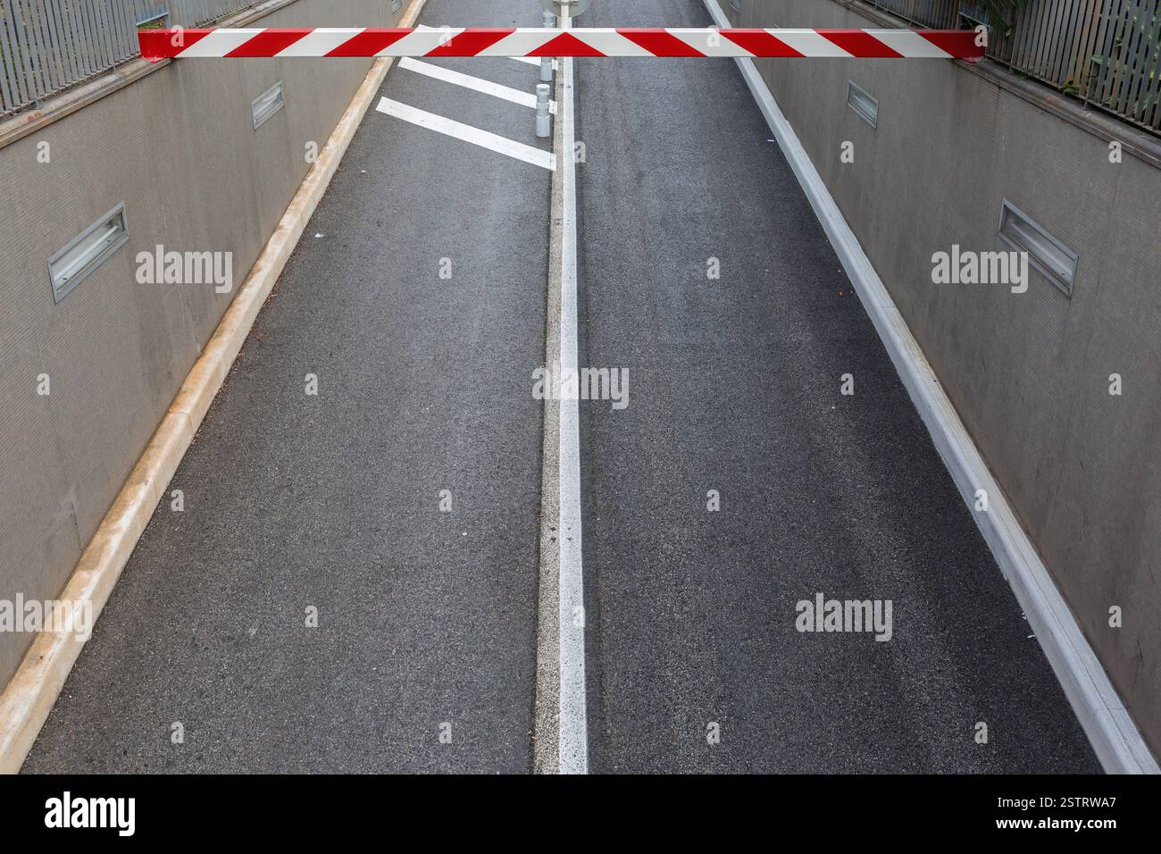Two way road to underground parking garage hi-res stock photography and ...