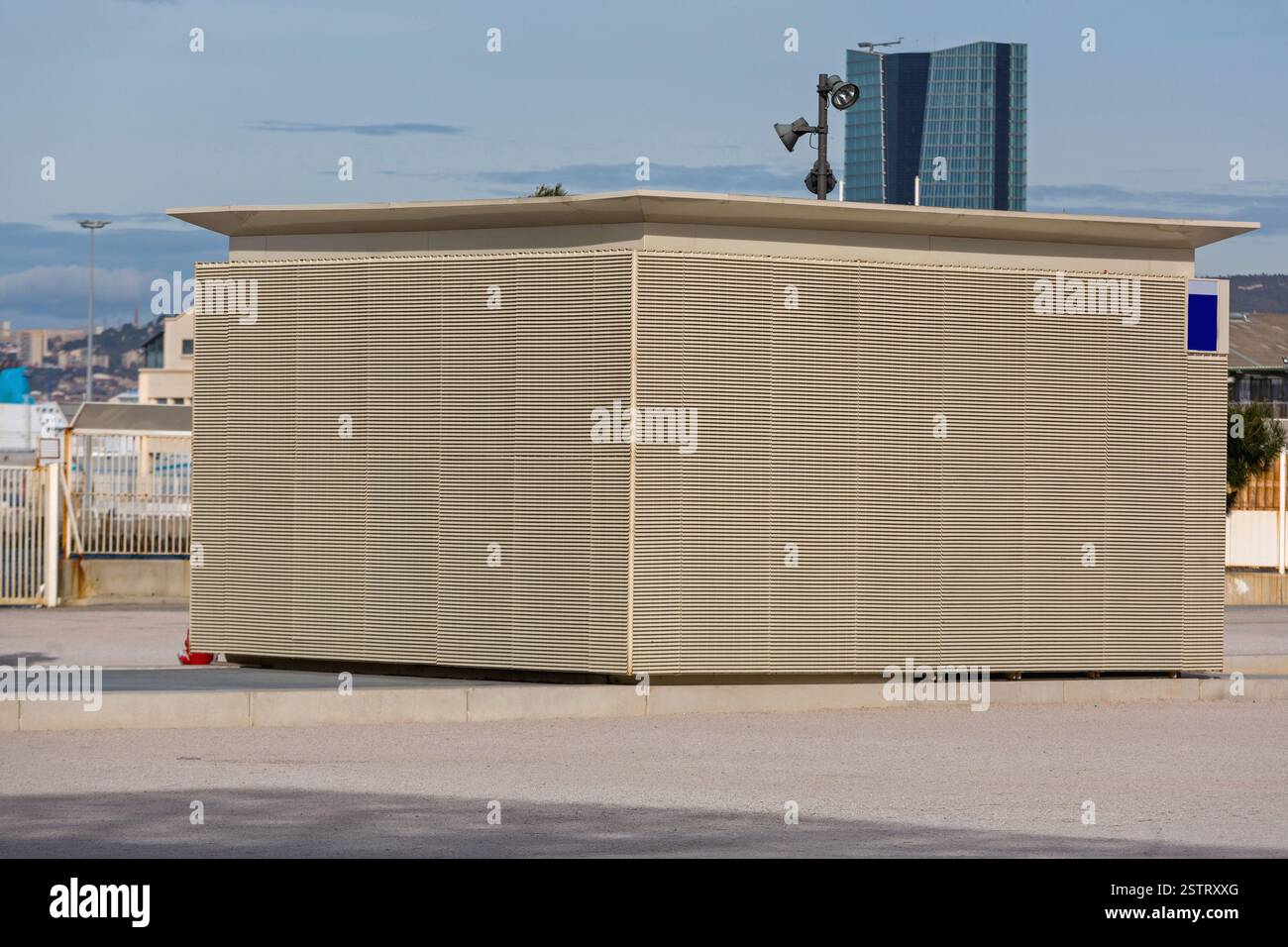 Cube shape building hi-res stock photography and images - Alamy