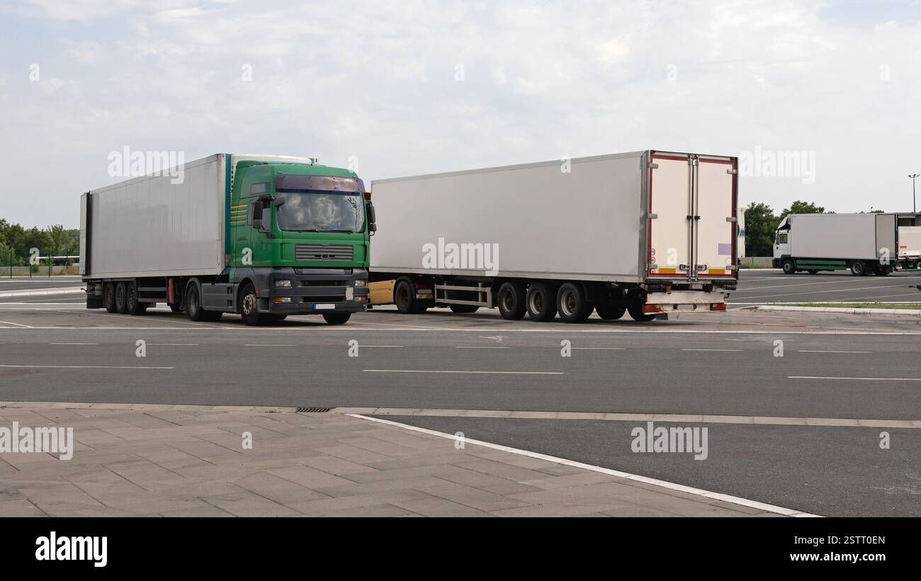 Semi truck logistics hi-res stock photography and images - Alamy