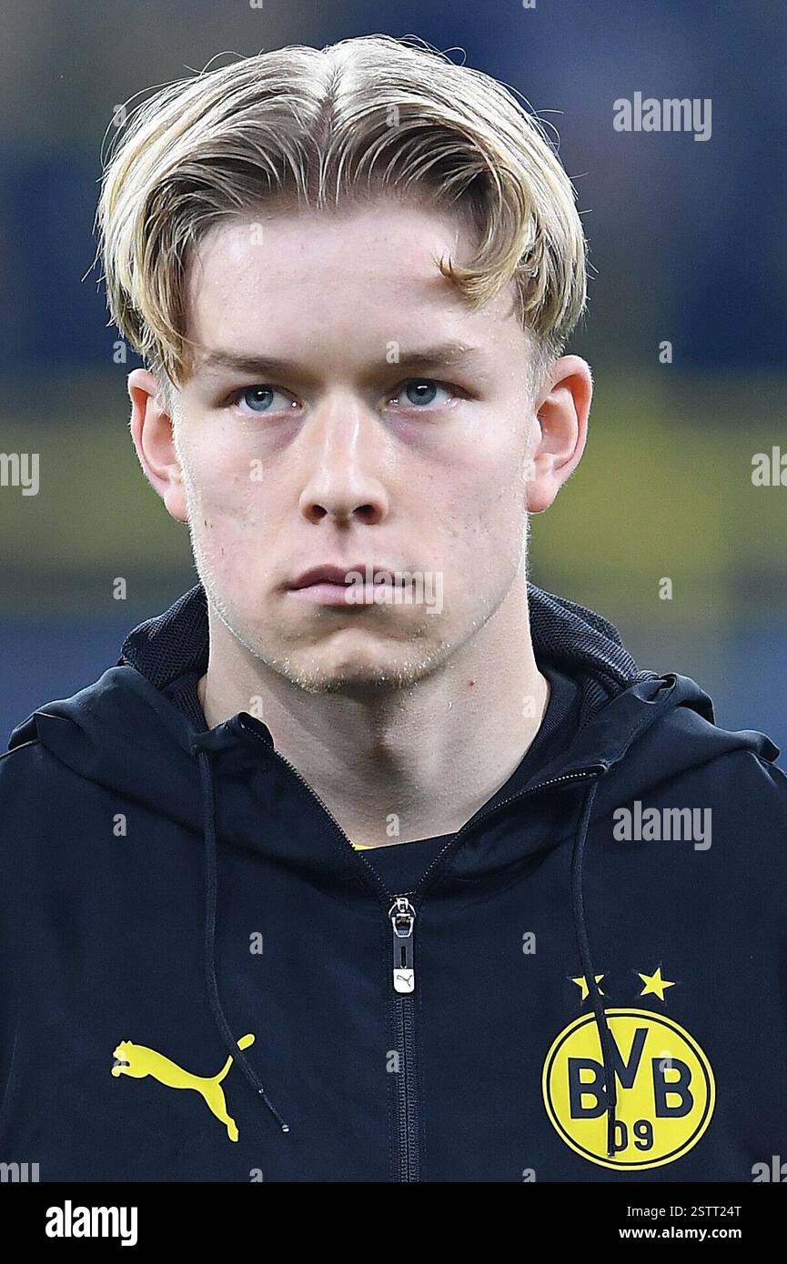 Dortmund, Germany. 19th Feb, 2025. Fussball Champions League Play-off Borussia Dortmund ...