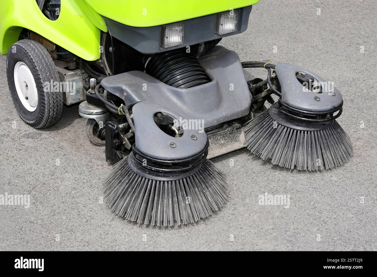 Street sweeper machine rotating hi-res stock photography and images - Alamy