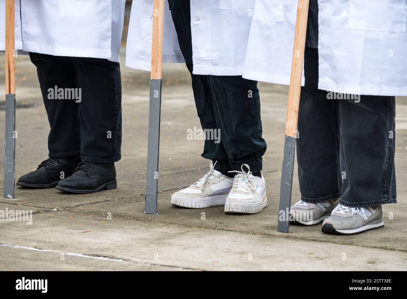 Seattle, USA. 19th Feb 2025. Over 500 people picketing at University of ...