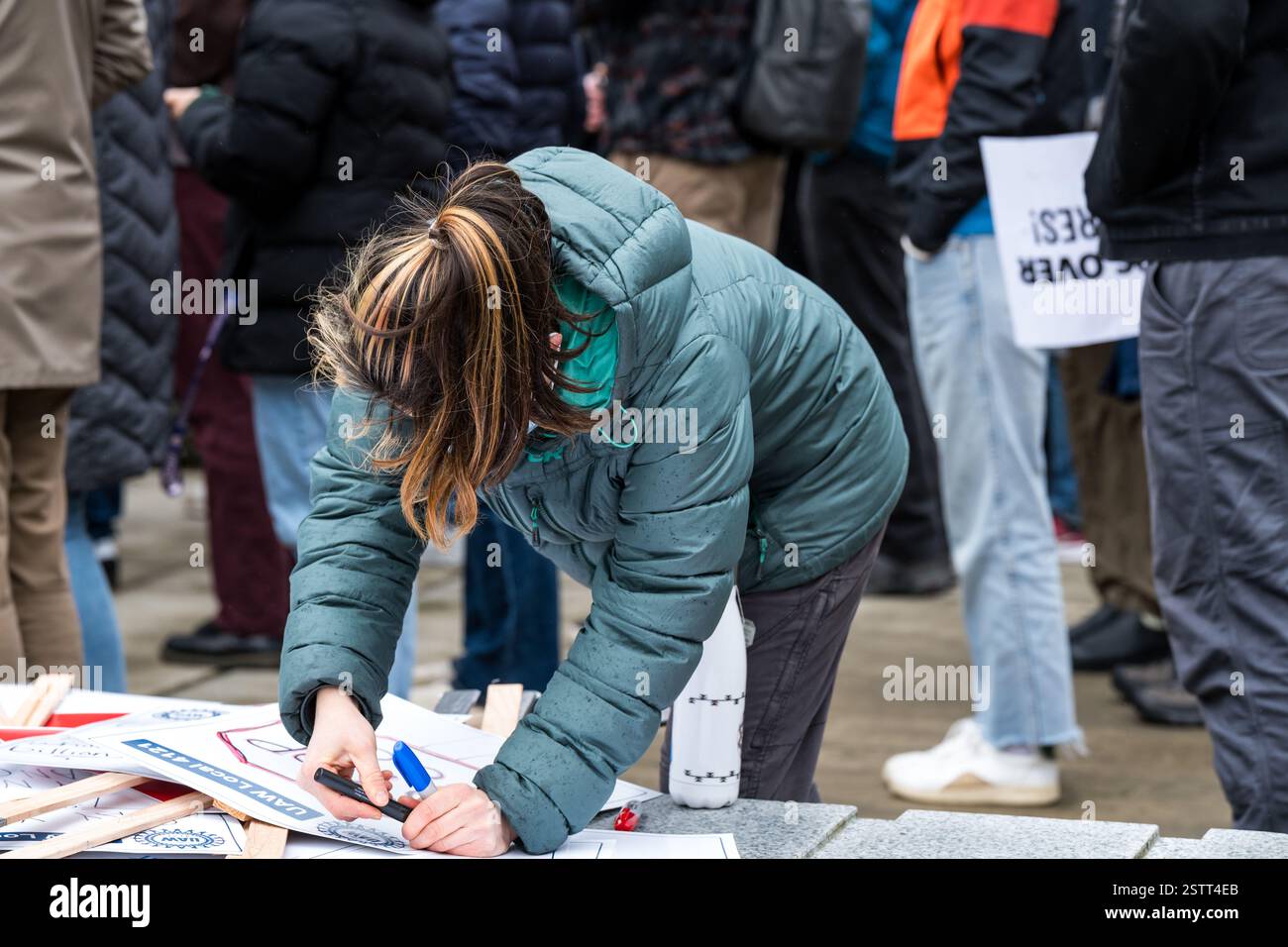 Seattle, USA. 19th Feb 2025. Over 500 people picketing at University of ...