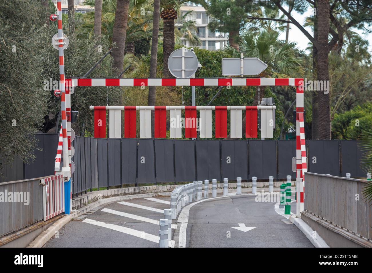 Garage Height Barrier Stock Photo - Alamy