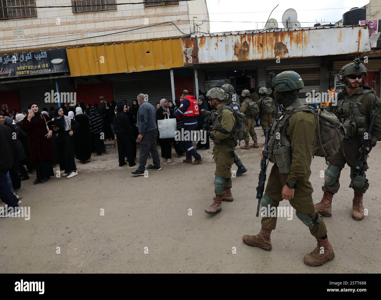 Jenin. 19th Feb, 2025. Israeli soldiers prevent displaced Palestinians ...