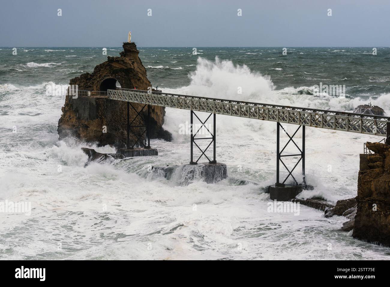Biarritz statue of the virgin hi-res stock photography and images - Alamy