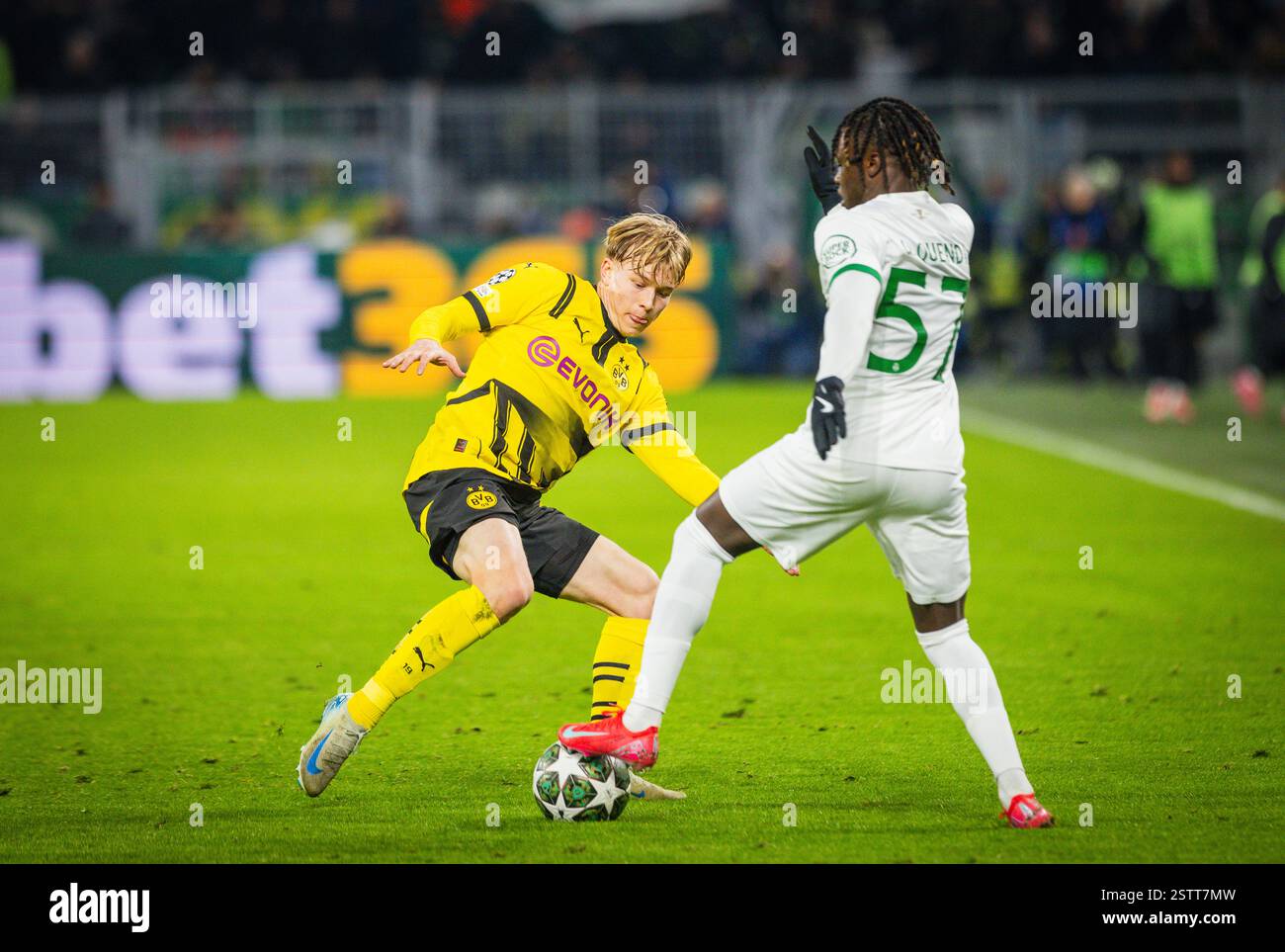 Dortmund, Germany. 19th Feb 2025. Daniel Svensson (BVB) Geovany Quenda (SP) Borussia Dortmund ...