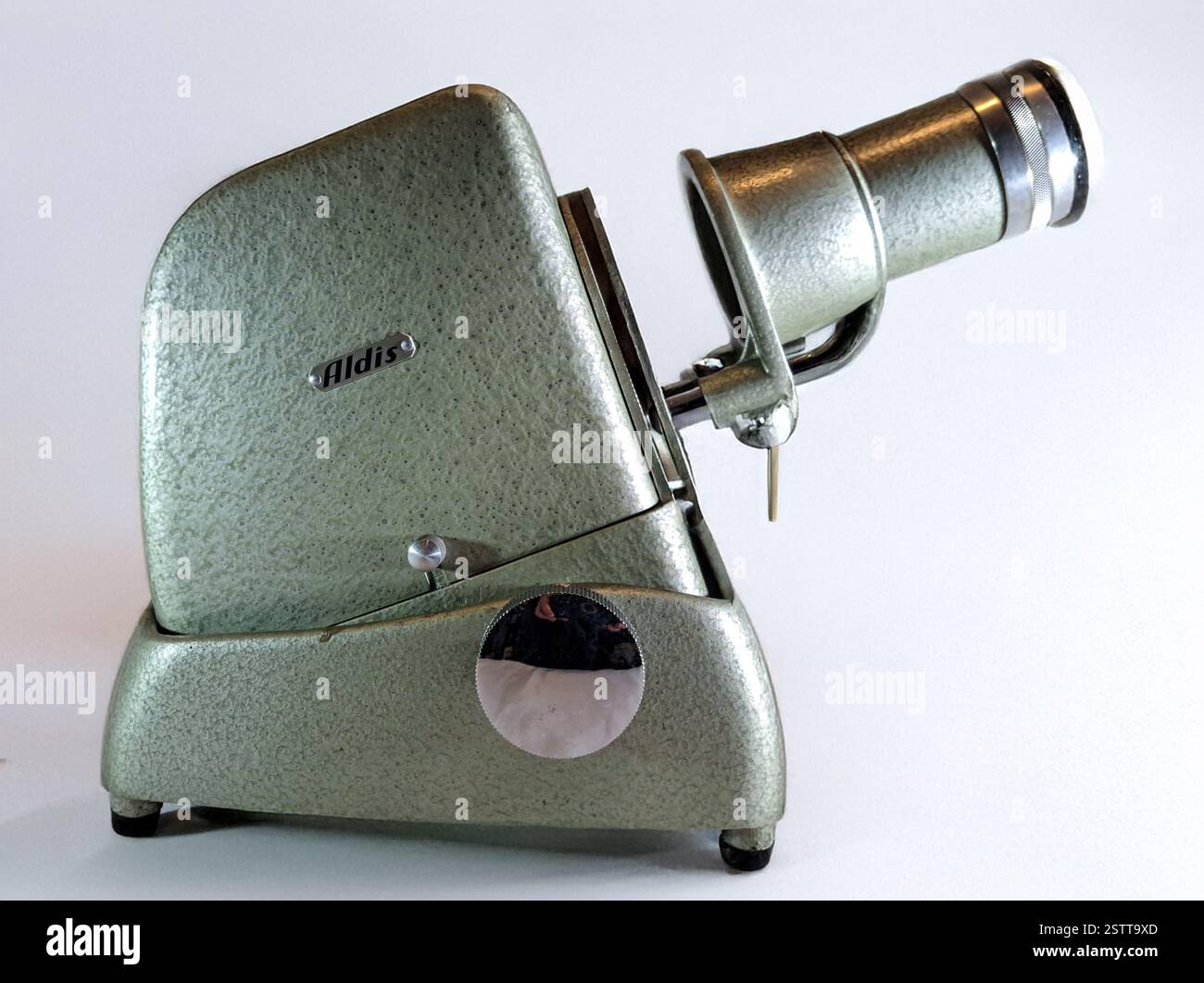 A vintage 1950s photography slide projector Stock Photo - Alamy